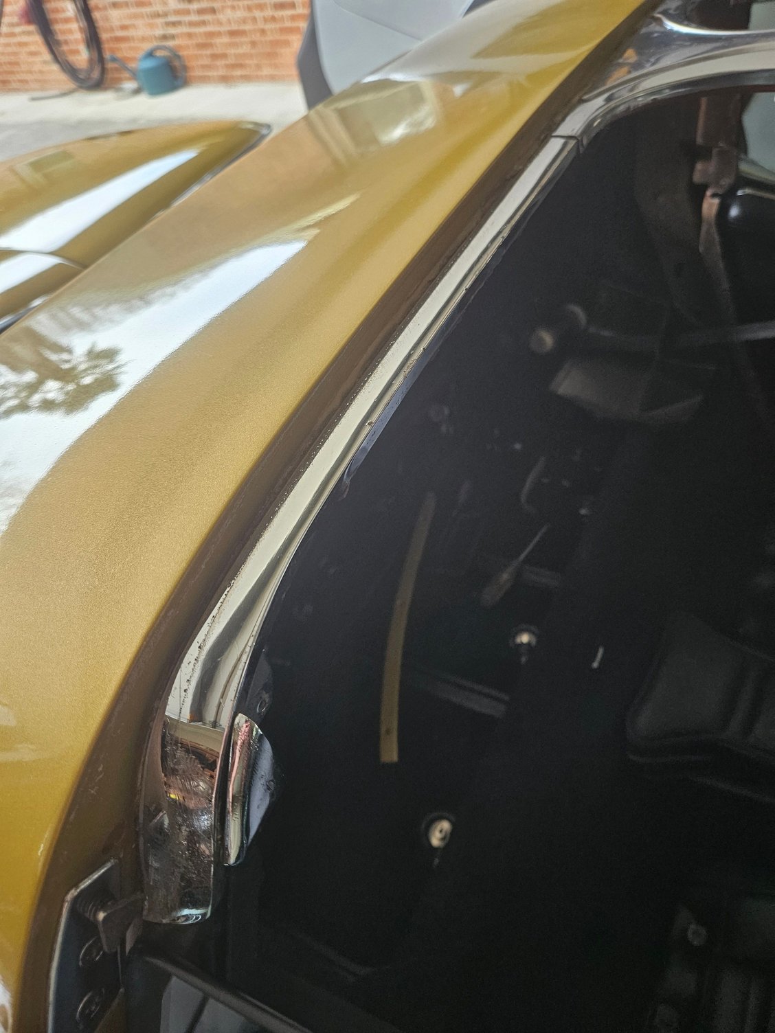 Is there a replacement rear roof upper molding available ...