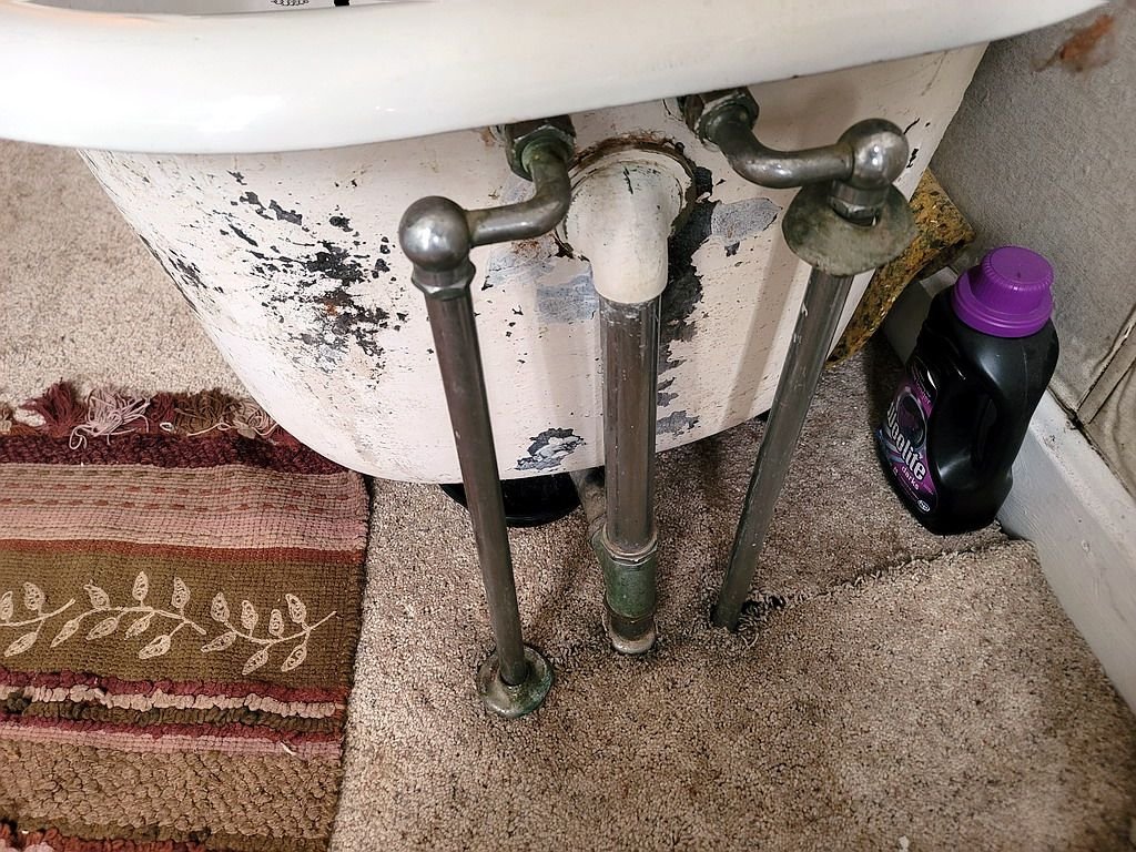 Old Claw Foot Tub Riser Pipes - How are They Connected Under the Floor ...
