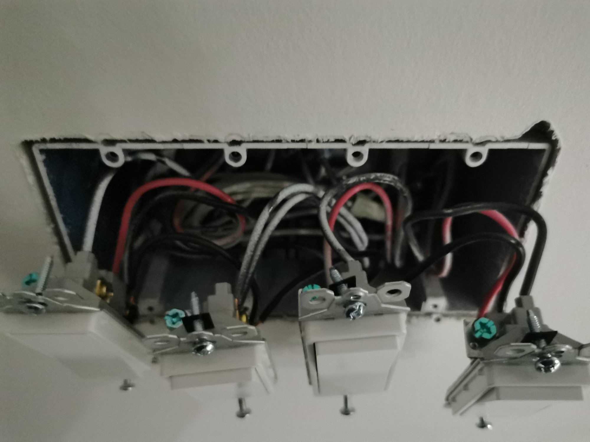 Light always ON , 3 way switch - DoItYourself.com Community Forums