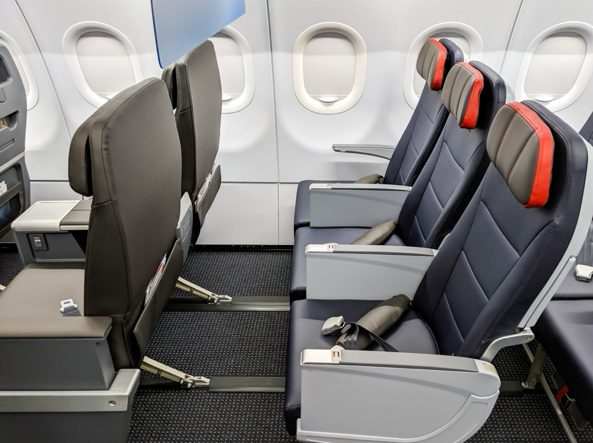 FlyerTalk Forums - AA A321neo (32Q) – Row 8 vs Row 17?